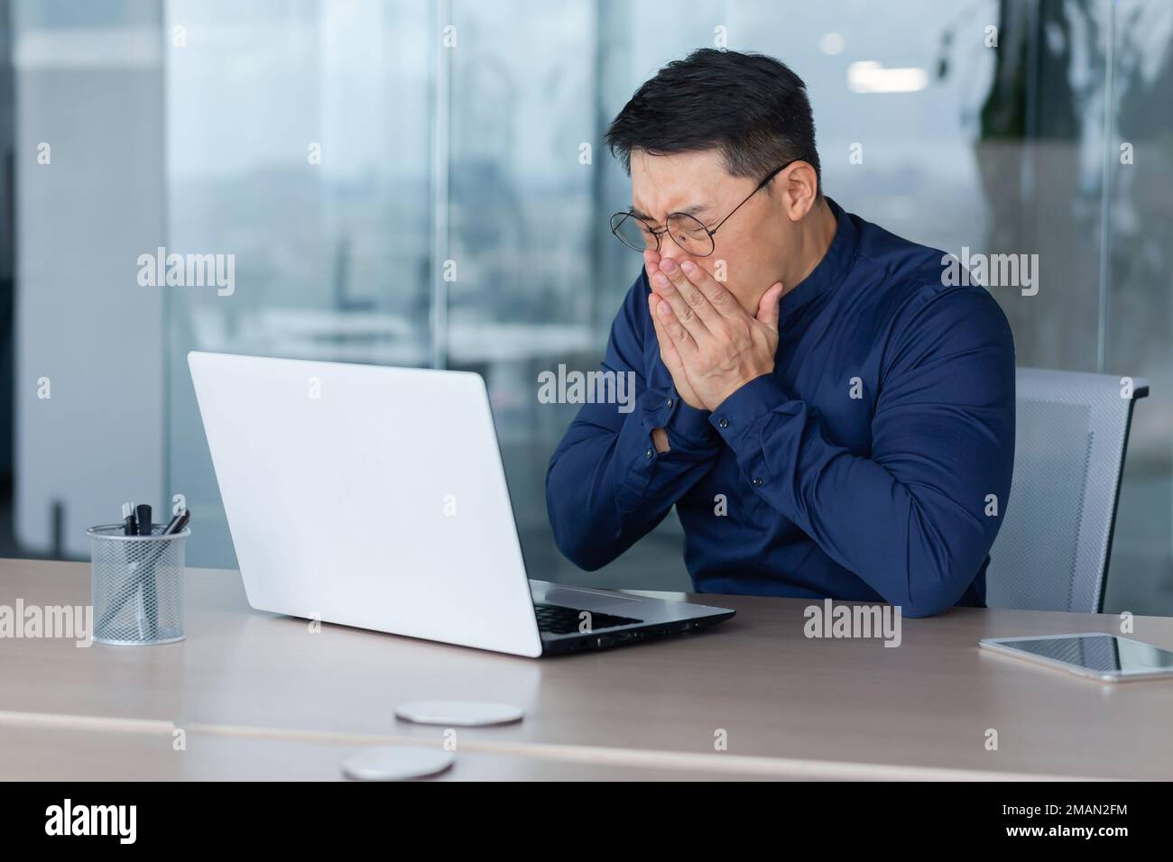 Sick asian man at work, man sneezing has fever and runny nose ...