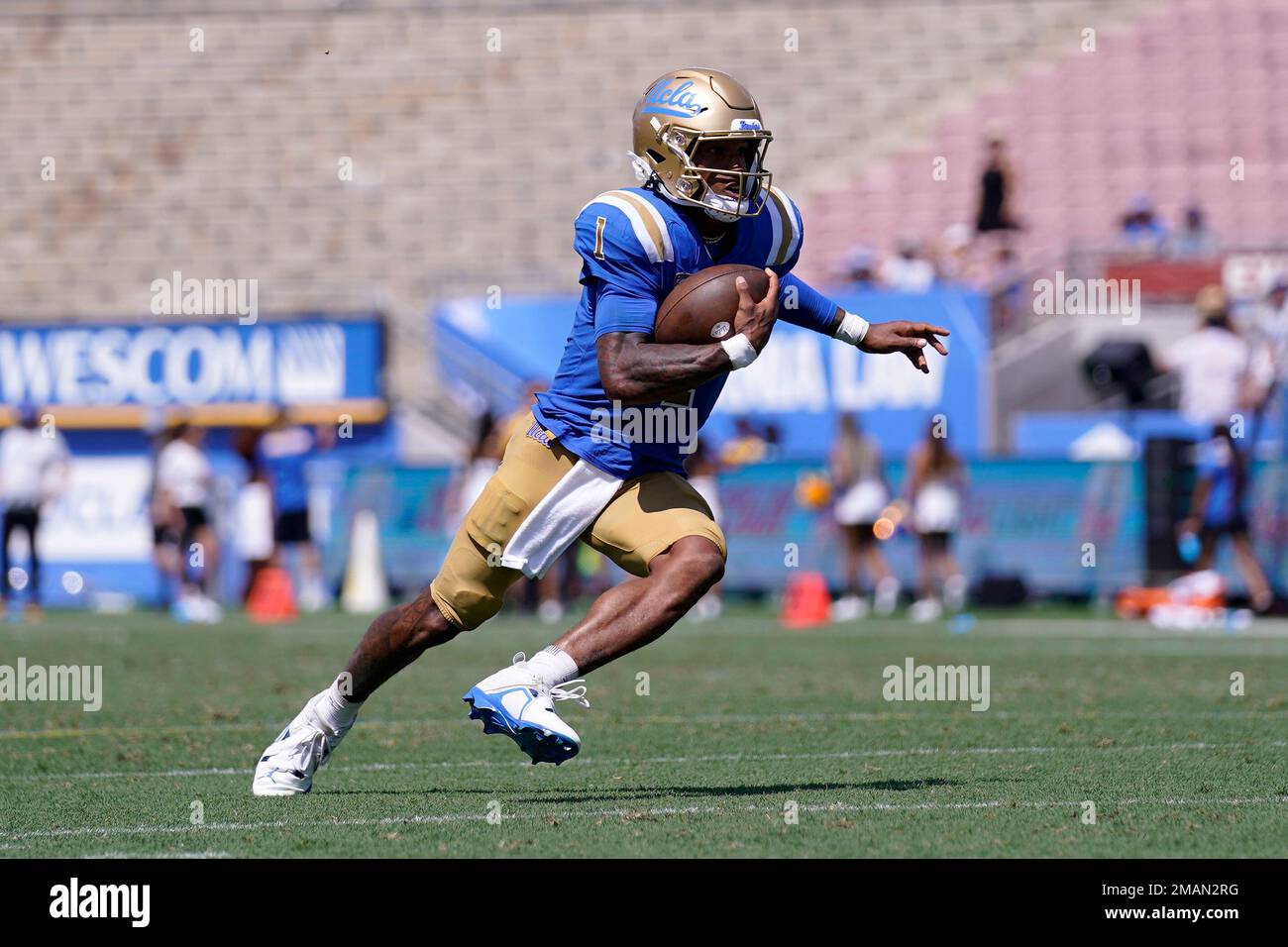 UCLA quarterback Dorian Thompson-Robinson runs in for a touchdown ...