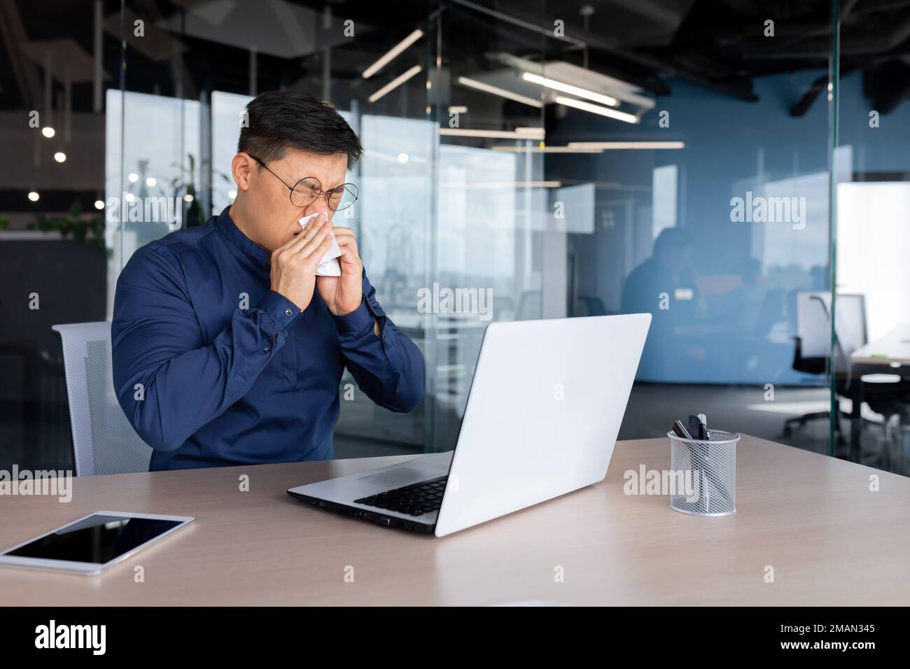 Man desk office unwell hi-res stock photography and images - Alamy