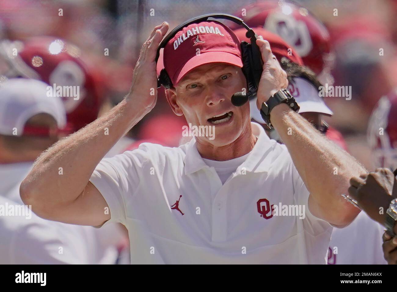 Oklahoma head coach Brent Venables on the sidelines in during an NCAA ...