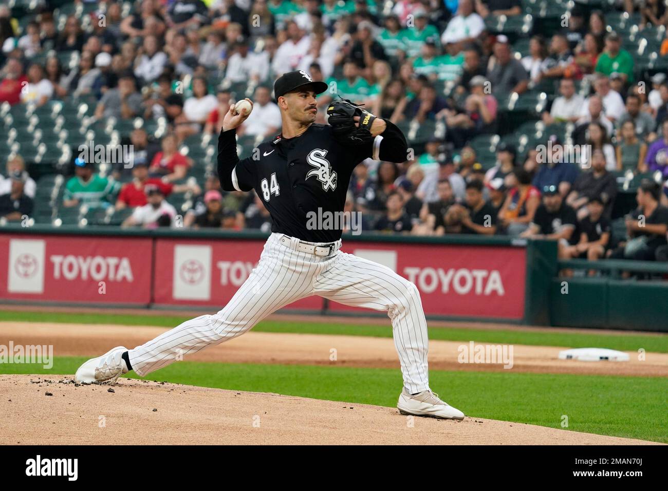 Chicago White Sox starting pitcher Dylan Cease throws against the ...