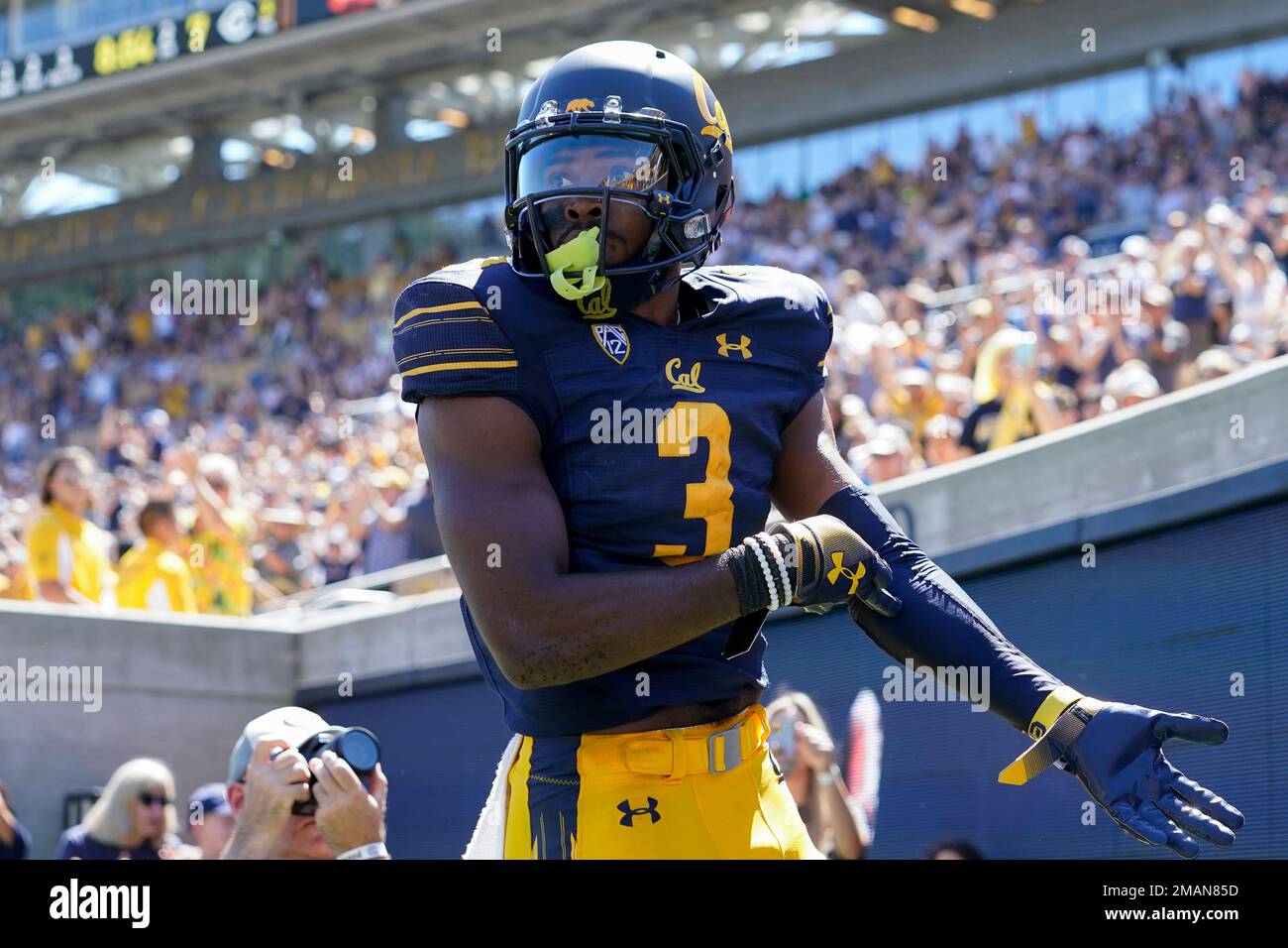 California wide receiver Jeremiah Hunter celebrates after catching a ...
