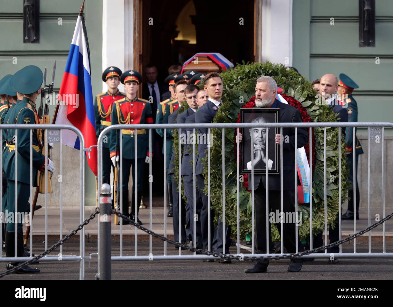 Memorial service personnel carry out the coffin of former Soviet ...
