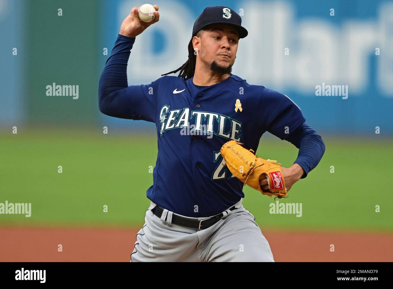 Seattle Mariners starting pitcher Luis Castillo delivers during the ...