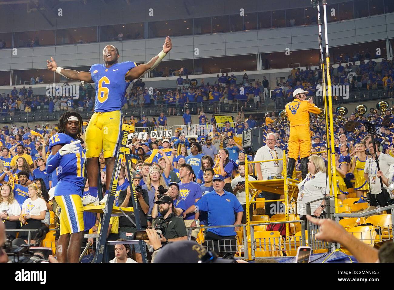 Pittsburgh running back Rodney Hammond Jr. (6) leads a cheer after his ...