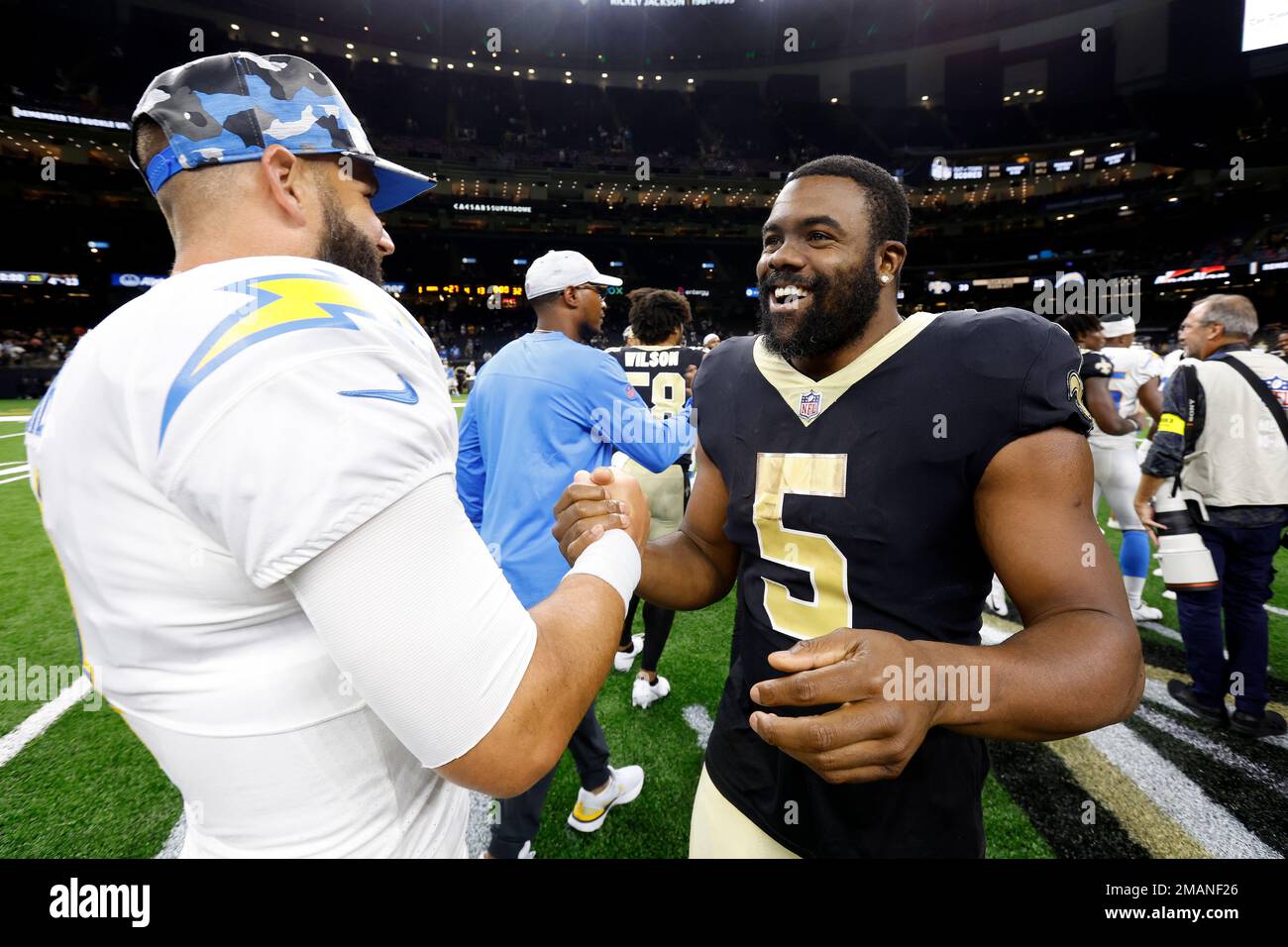 Los Angeles Chargers quarterback Chase Daniel (4) speaks with New ...