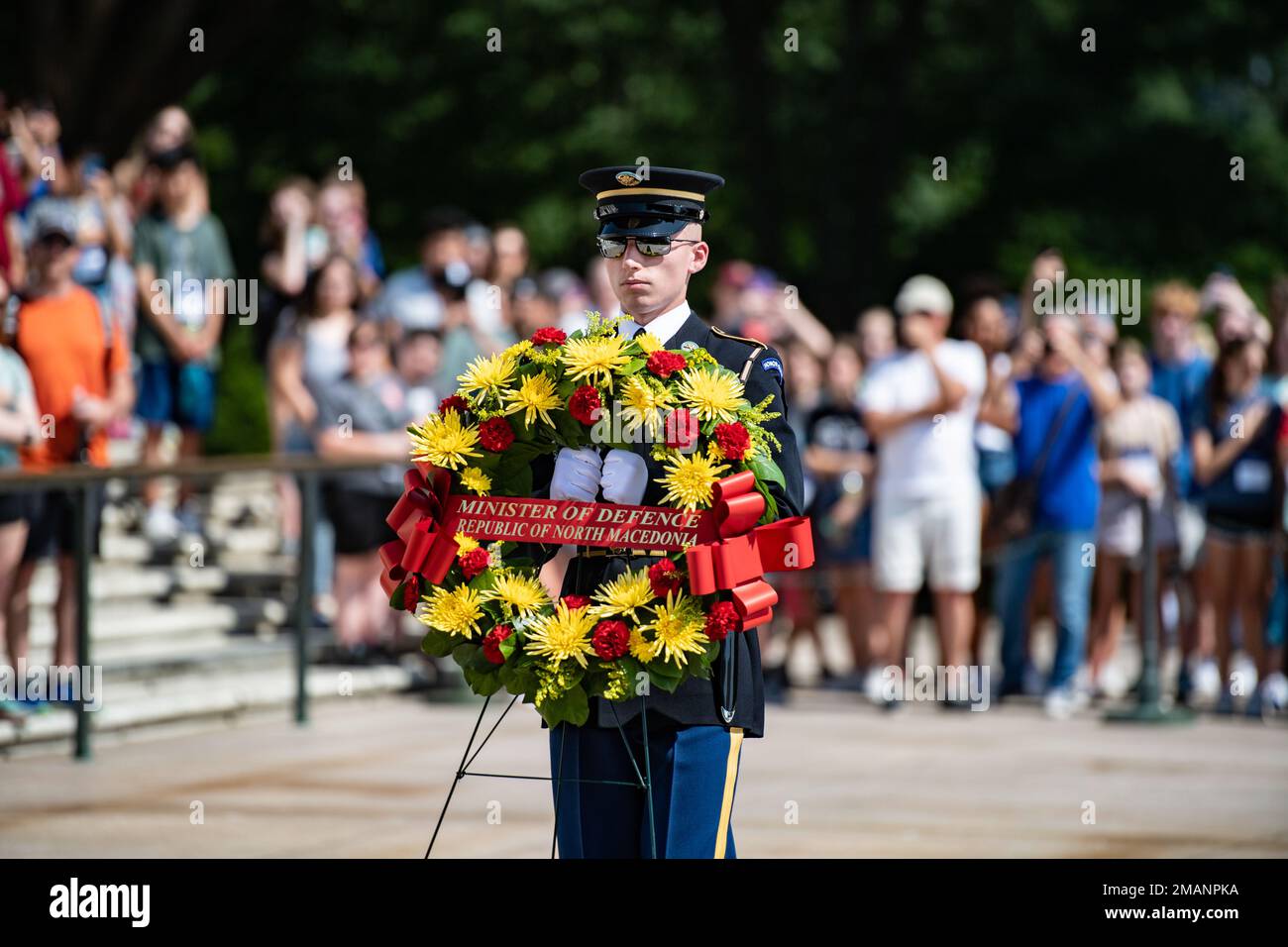 A tomb guard from the 3d U.S. Infantry Regiment (The Old Guard ...
