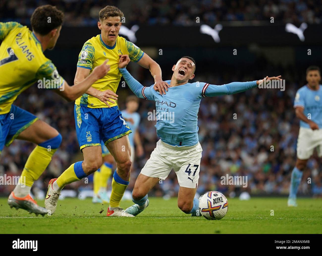 Nottingham Forest's Remo Freuler, centre, challenges for the ball with ...