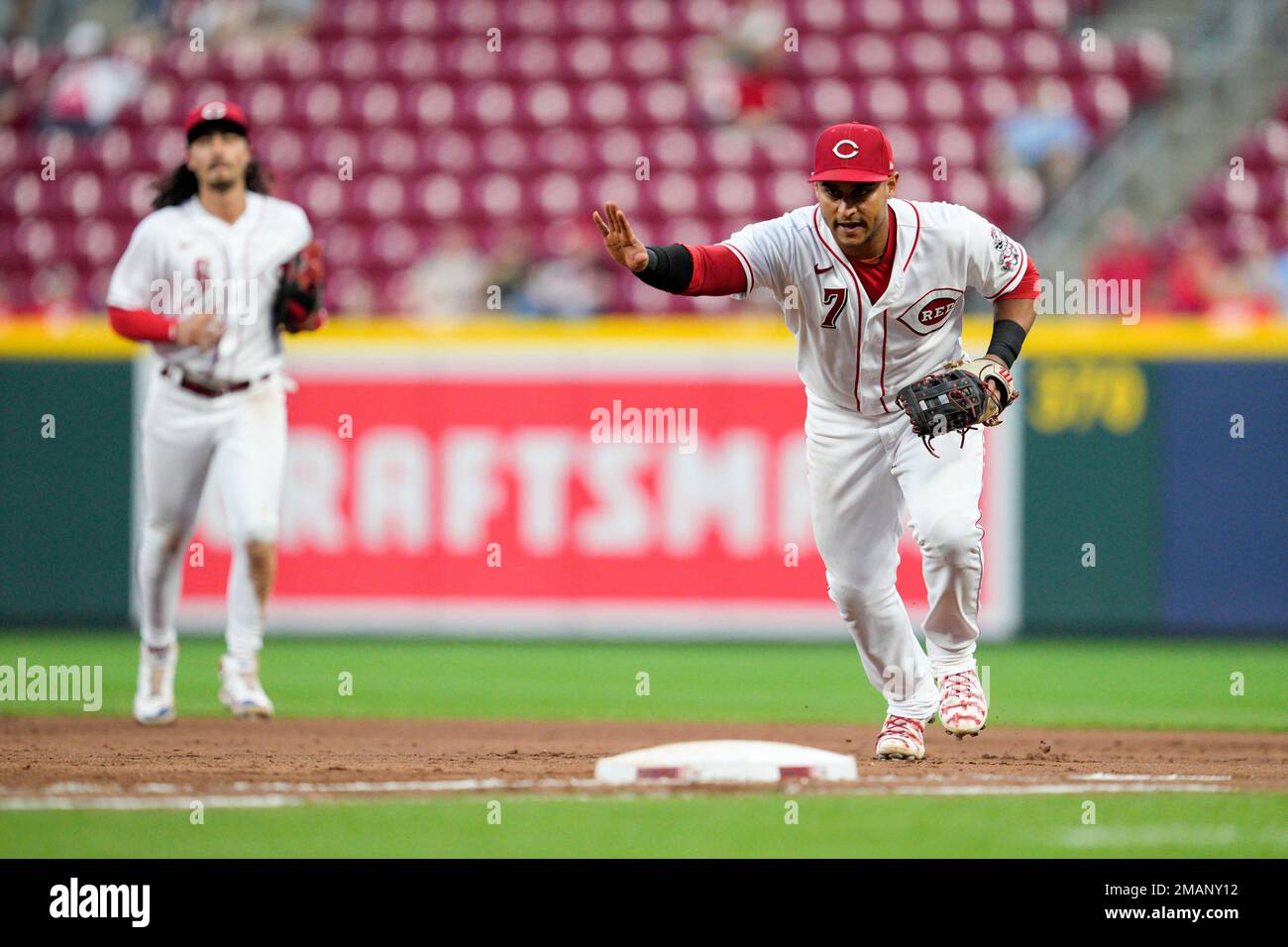 Cincinnati Reds first baseman Donovan Solano (7) plays in a baseball ...