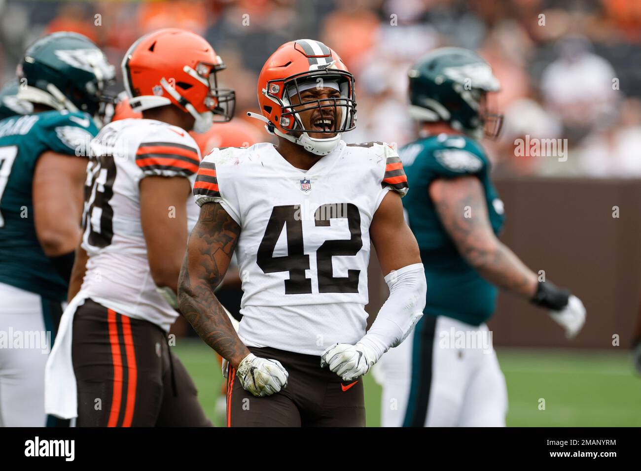 Cleveland Browns linebacker Tony Fields II plays against the ...