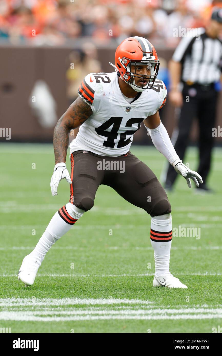 Cleveland Browns linebacker Tony Fields II plays against the ...