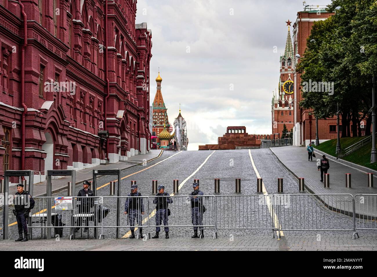Police and the Rosguardia (National Guard) servicemen guard the ...