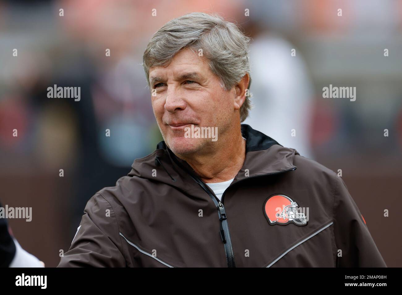 Cleveland Browns offensive line coach Bill Callahan walks onto the ...