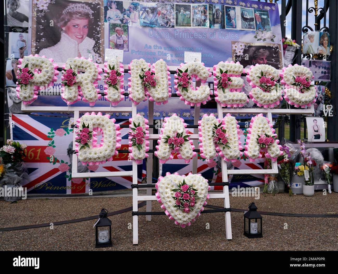 A floral tribute to Princess Diana outside the gates of Kensington ...