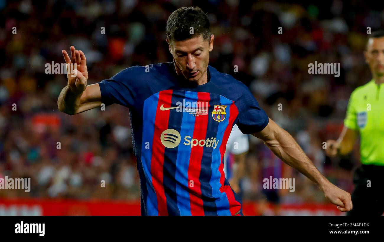 Barcelona's Robert Lewandowski controls the ball during the Joan Gamper ...