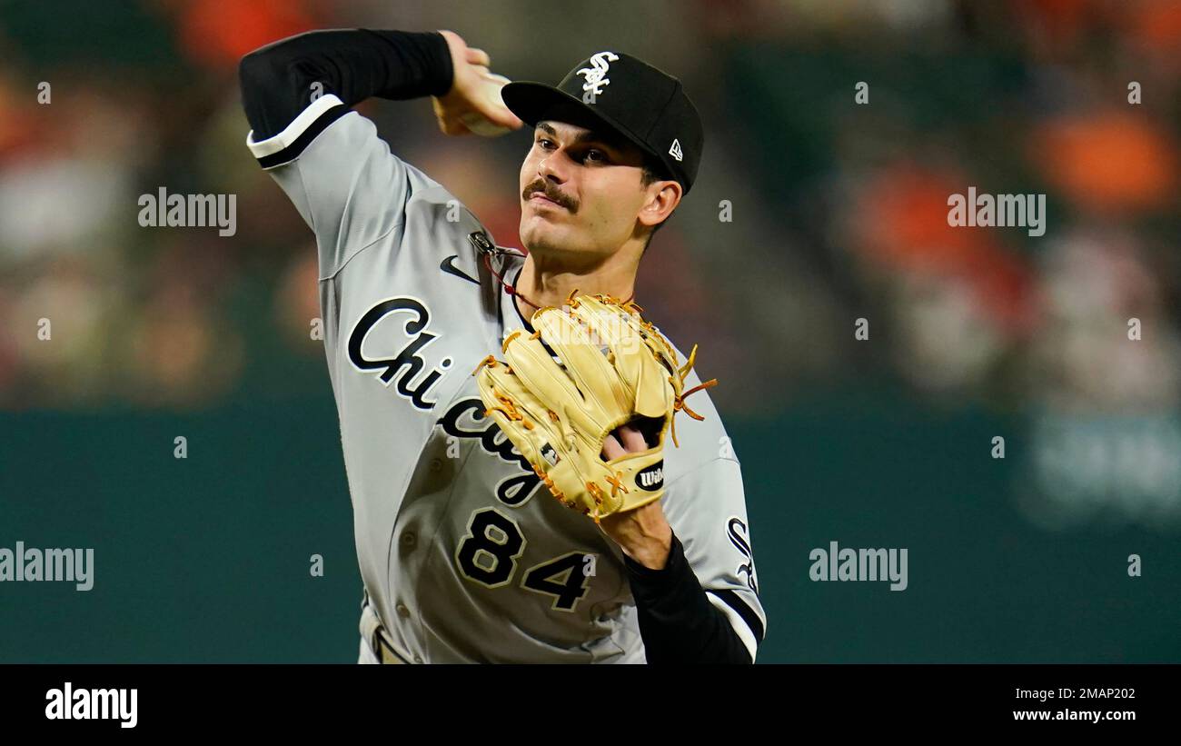 Chicago White Sox starting pitcher Dylan Cease throws a pitch to the ...