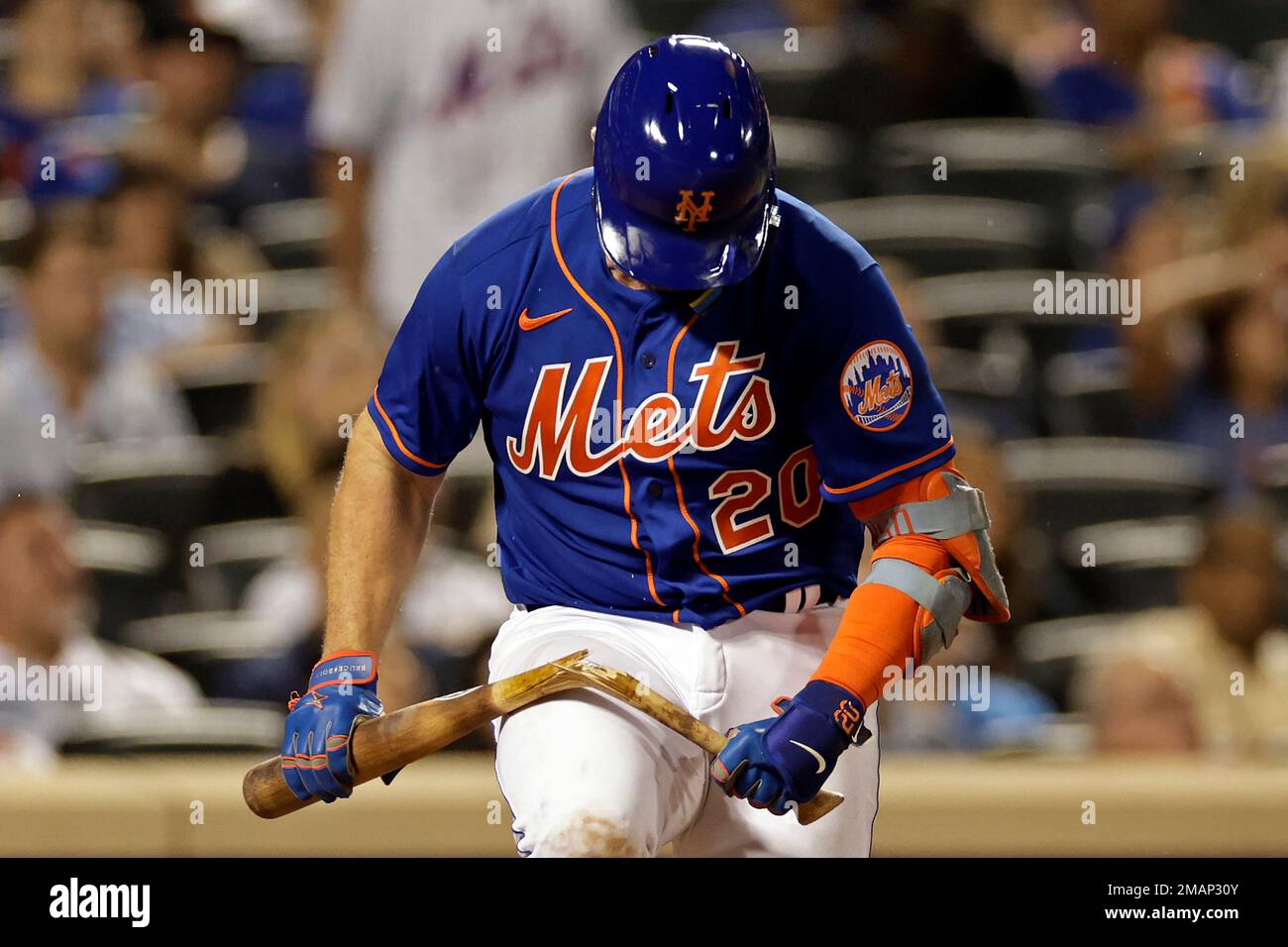 New York Mets' Pete Alonso breaks his bat after flying out to end the ...