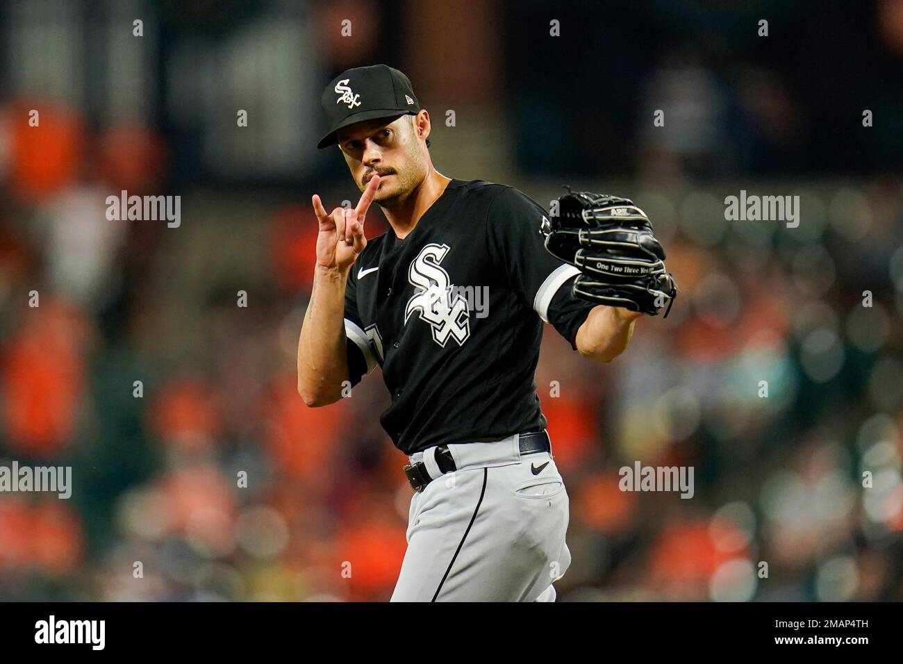 Chicago White Sox relief pitcher Joe Kelly warms up during the 10th ...