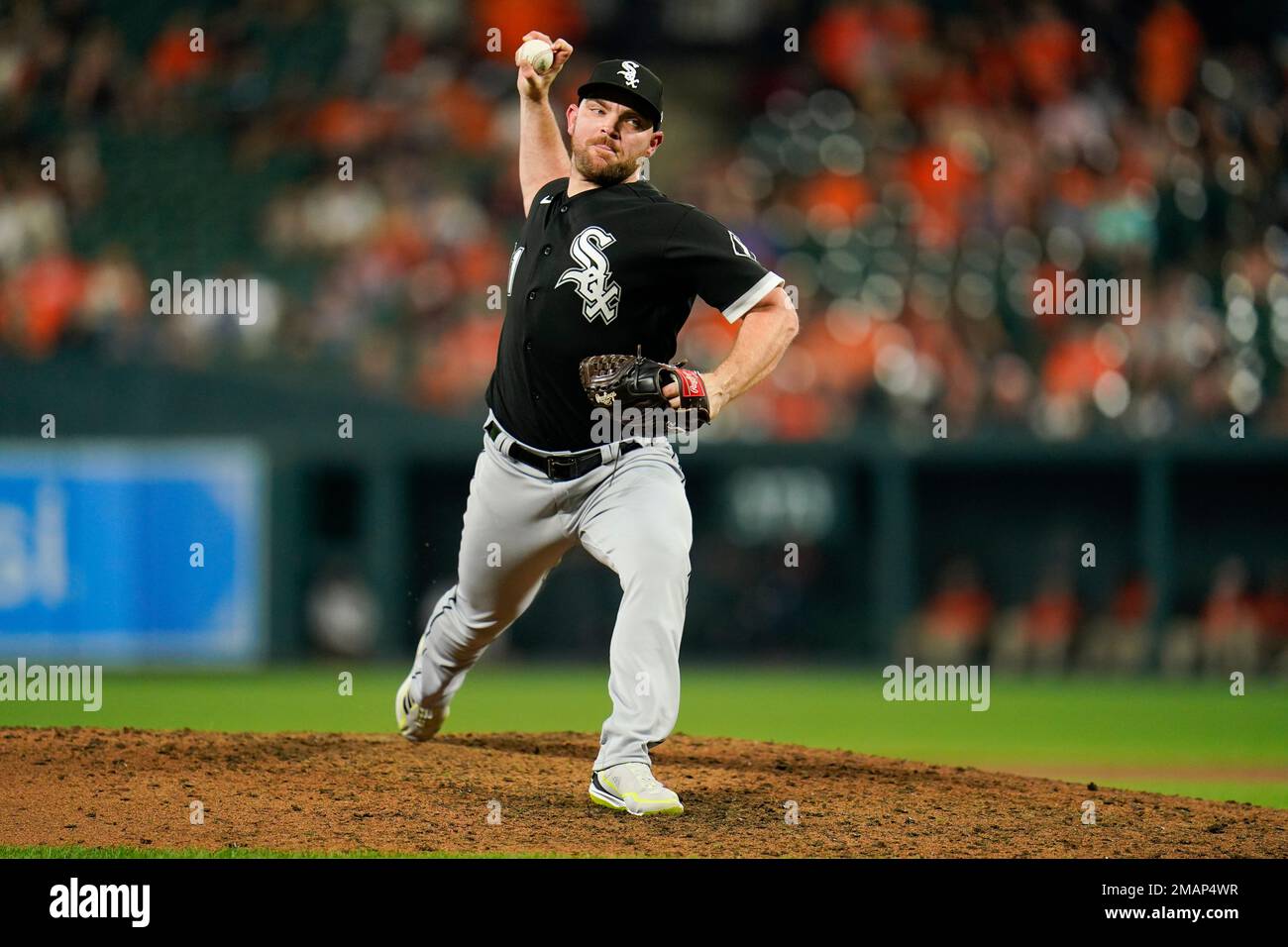 Chicago White Sox relief pitcher Liam Hendriks throws a pitch to the ...