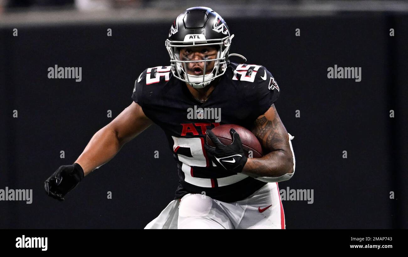 Atlanta Falcons running back Tyler Allgeier (25) runs against the ...