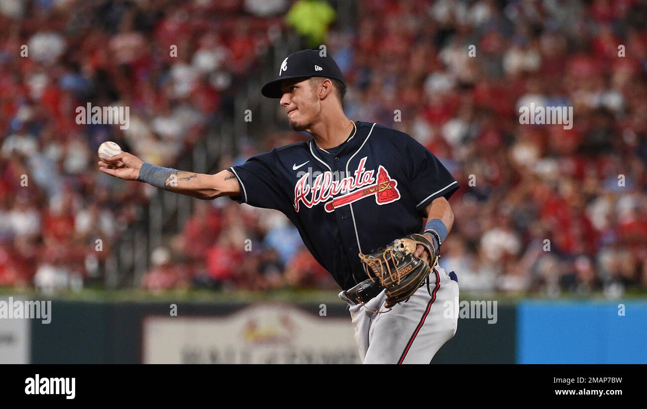 Atlanta Braves second baseman Vaughn Grissom (18) throws out St. Louis ...