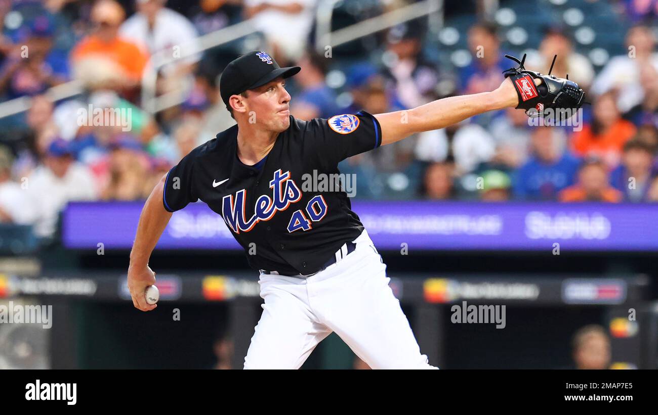 New York Mets starting pitcher Chris Bassitt (40) delivers against a ...