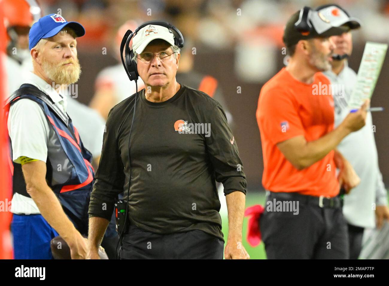 Cleveland Browns offensive line coach Bill Callahan stands on the field ...