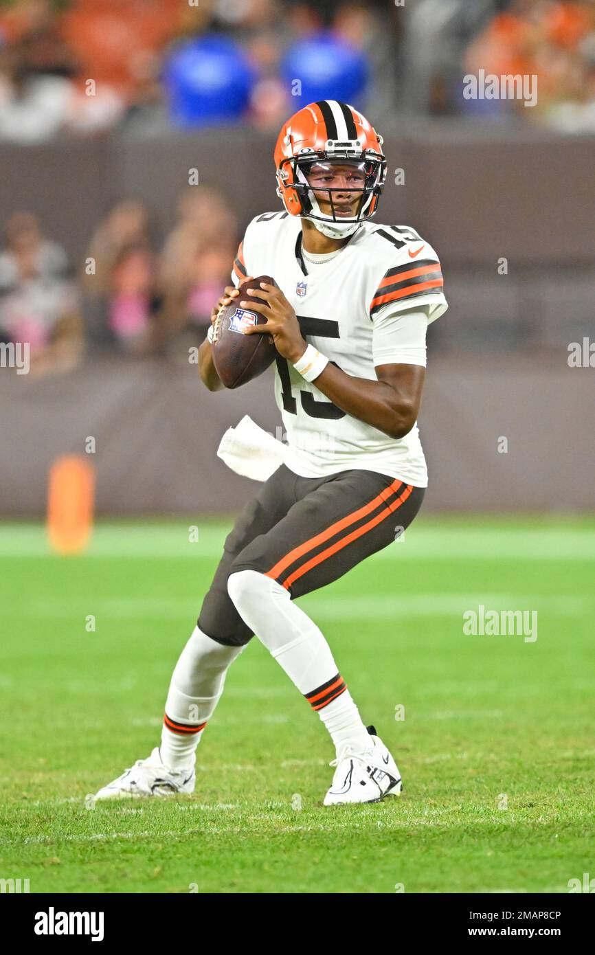Cleveland Browns quarterback Joshua Dobbs (15) runs the offense during ...