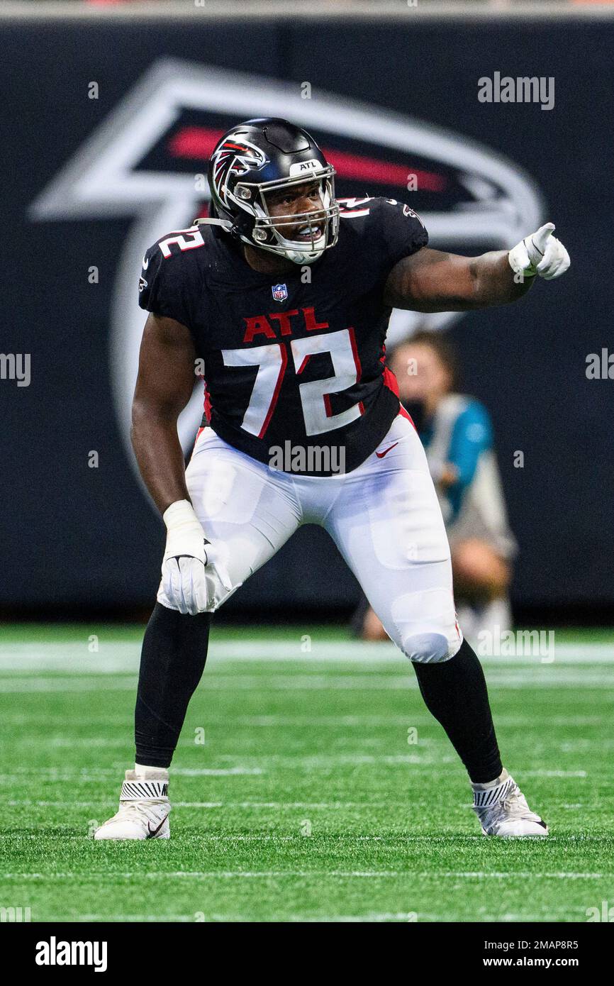 Atlanta Falcons offensive tackle Leroy Watson (72) lines up during the ...