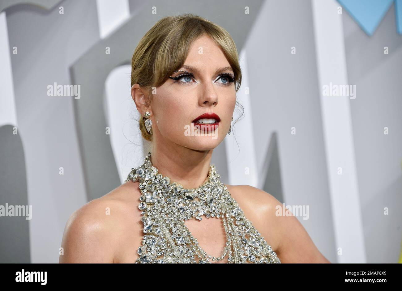 Taylor Swift arrives at the MTV Video Music Awards at the Prudential ...