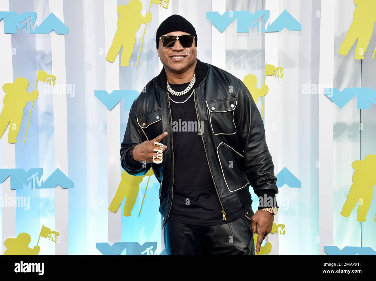 LL Cool J arrives at the MTV Video Music Awards at the Prudential ...