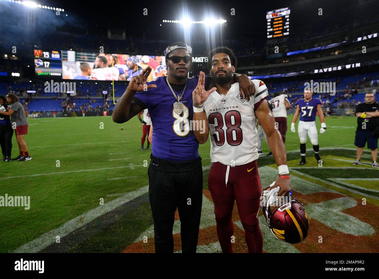 Baltimore Ravens quarterback Lamar Jackson (8) and Washington ...