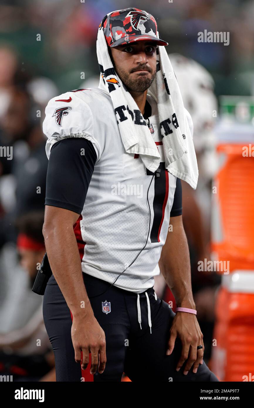 Atlanta Falcons quarterback Marcus Mariota (1) looks on against the New ...