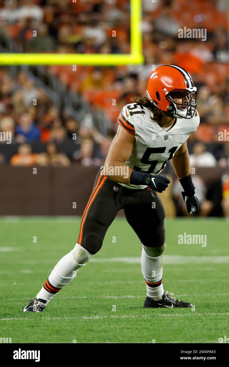 Cleveland Browns linebacker Jordan Kunaszyk (51) runs after the ball ...