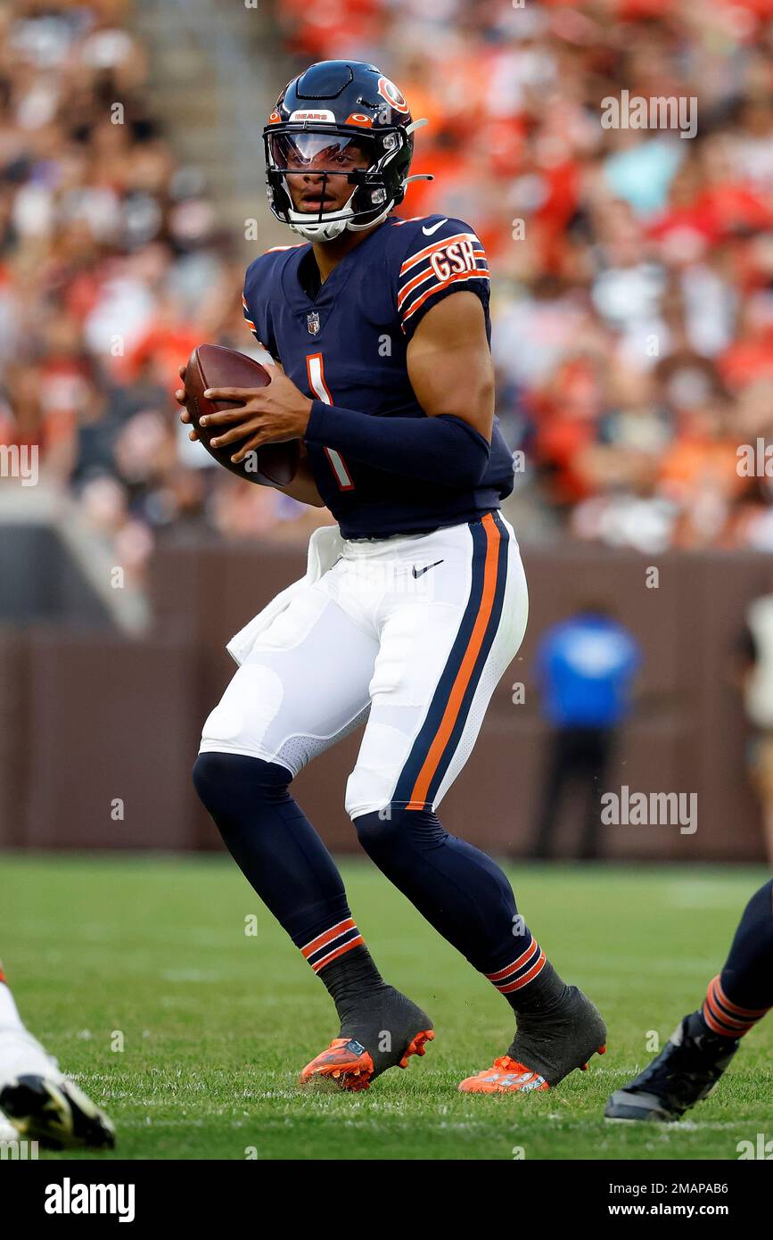 Chicago Bears quarterback Justin Fields (1) drops back to pass during ...