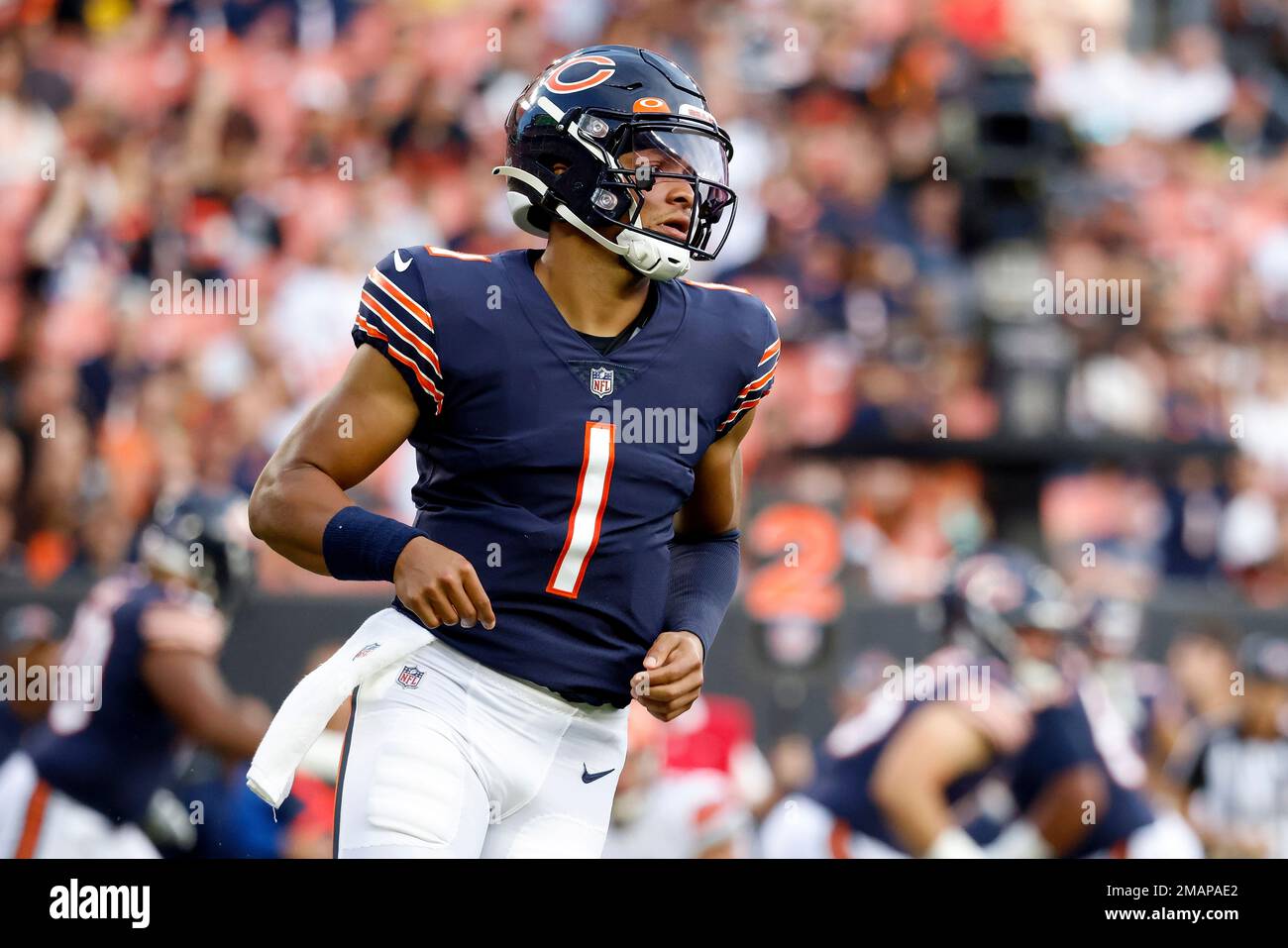 Chicago Bears quarterback Justin Fields (1) runs up to the line of ...