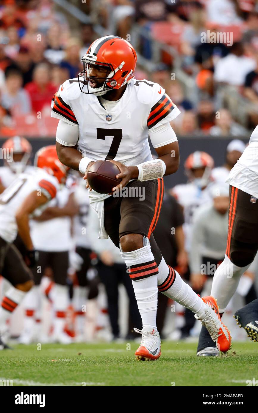 Cleveland Browns quarterback Jacoby Brissett (7) drops back to hand off ...