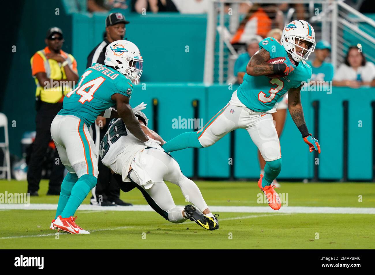 Miami Dolphins wide receiver Lynn Bowden Jr. (3) breaks a tackle by ...