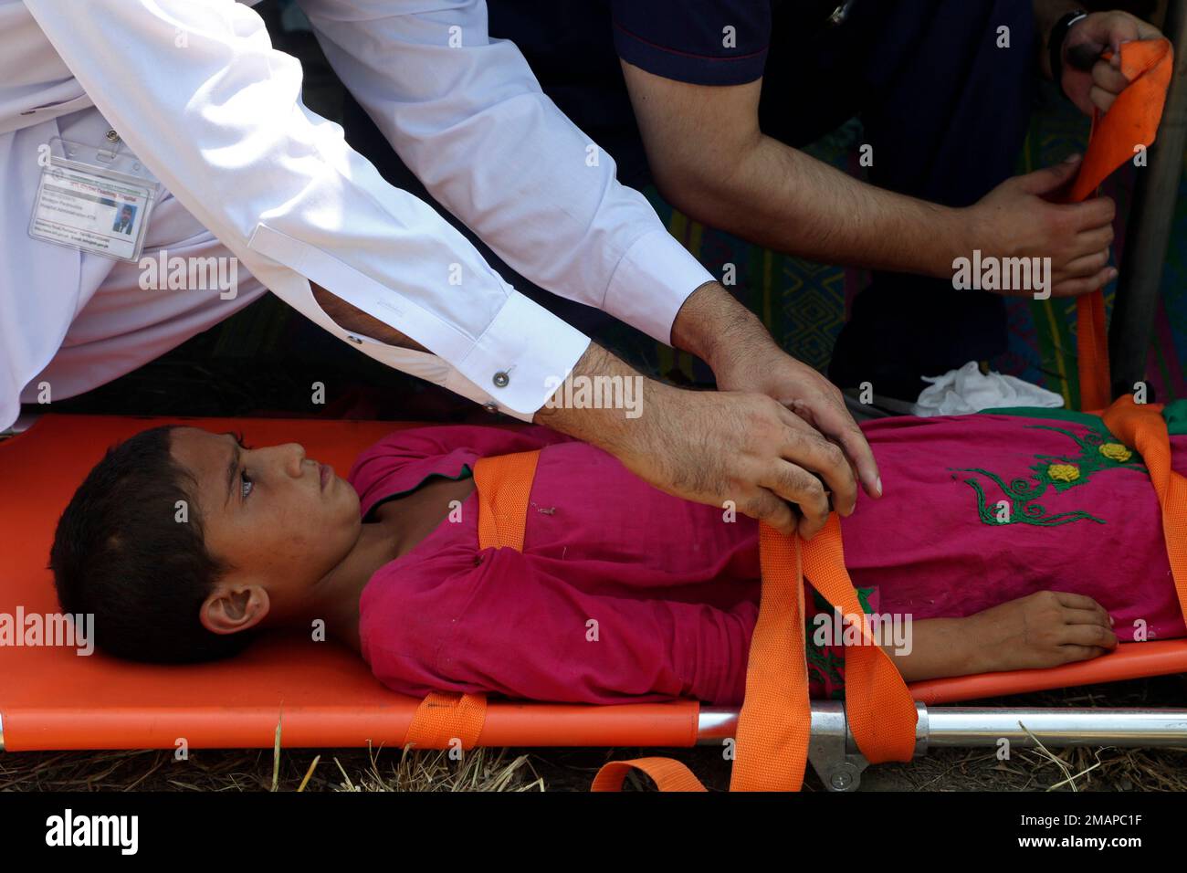 Pakistani health workers carry a sick girl who's family had to flee ...