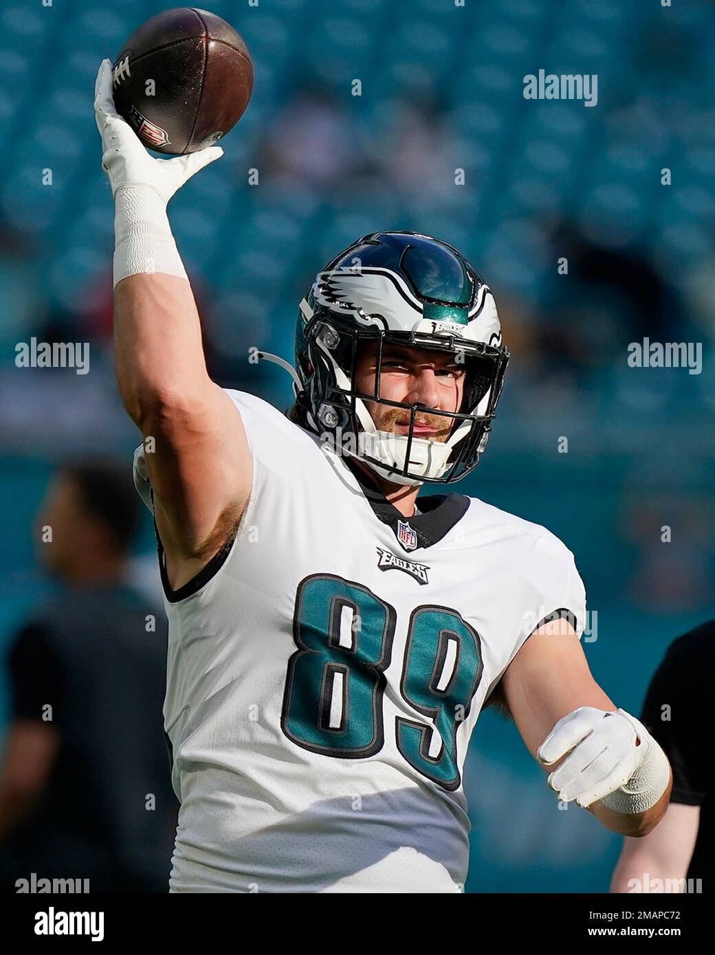 Philadelphia Eagles tight end Jack Stoll warms up before a NFL ...