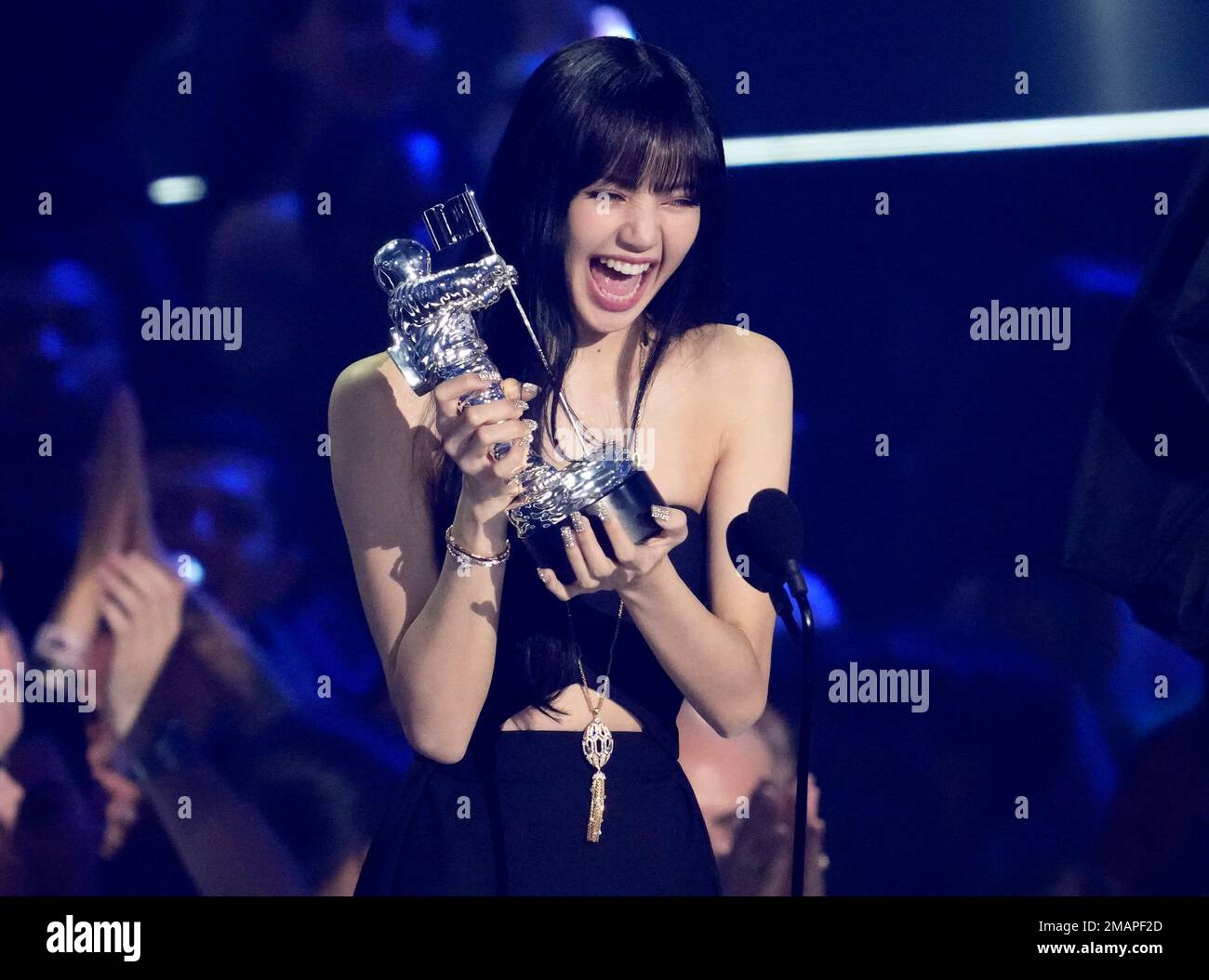 Lisa accept the award for best K-Pop for "Lalisa" at the MTV Video ...