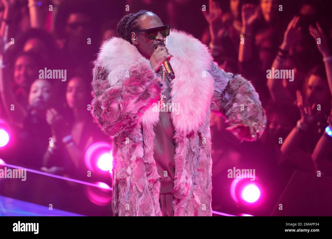 Snoop Dogg performs "From the D 2 the LBC" at the MTV Video Music ...