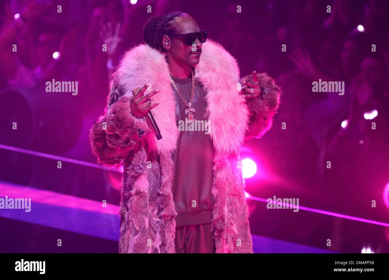 Snoop Dogg perform "From the D 2 the LBC" at the MTV Video Music Awards ...