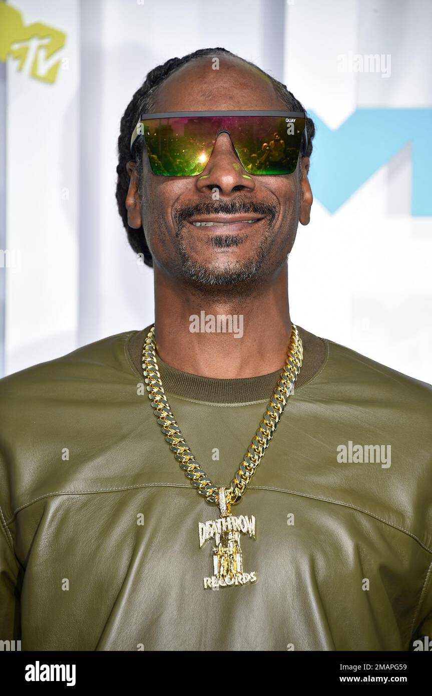 Snoop Dogg arrives at the MTV Video Music Awards at the Prudential ...