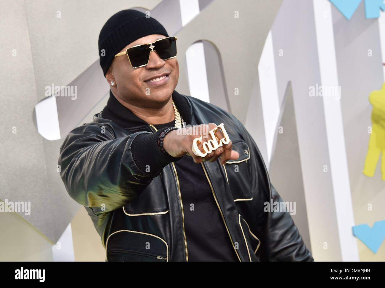 LL Cool J arrives at the MTV Video Music Awards at the Prudential ...