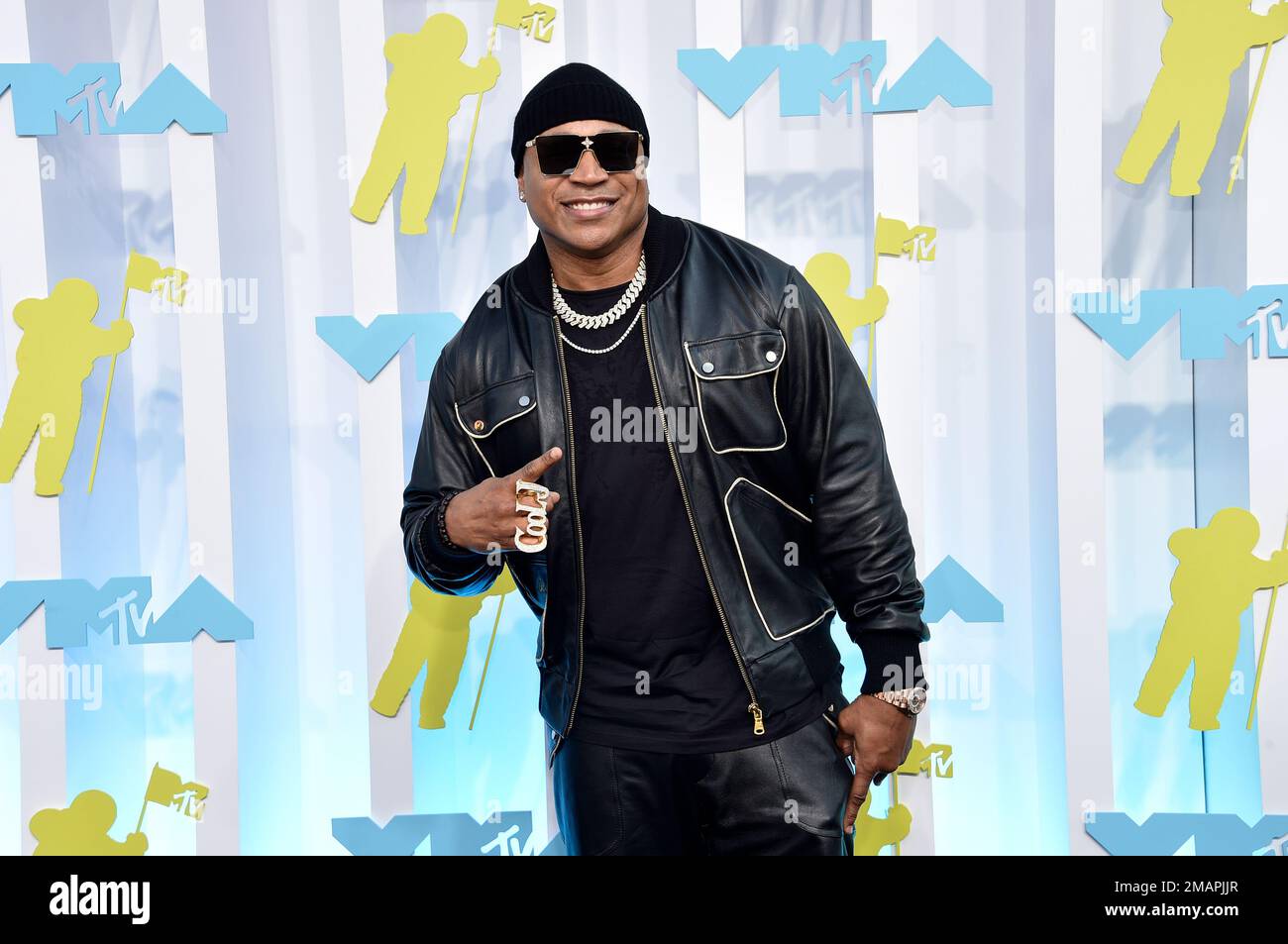 LL Cool J arrives at the MTV Video Music Awards at the Prudential ...