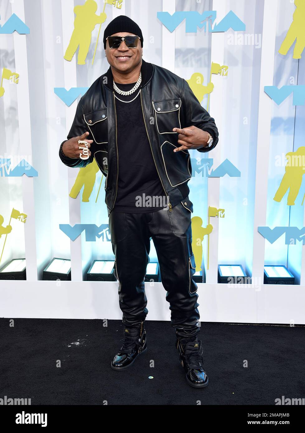 LL Cool J arrives at the MTV Video Music Awards at the Prudential ...