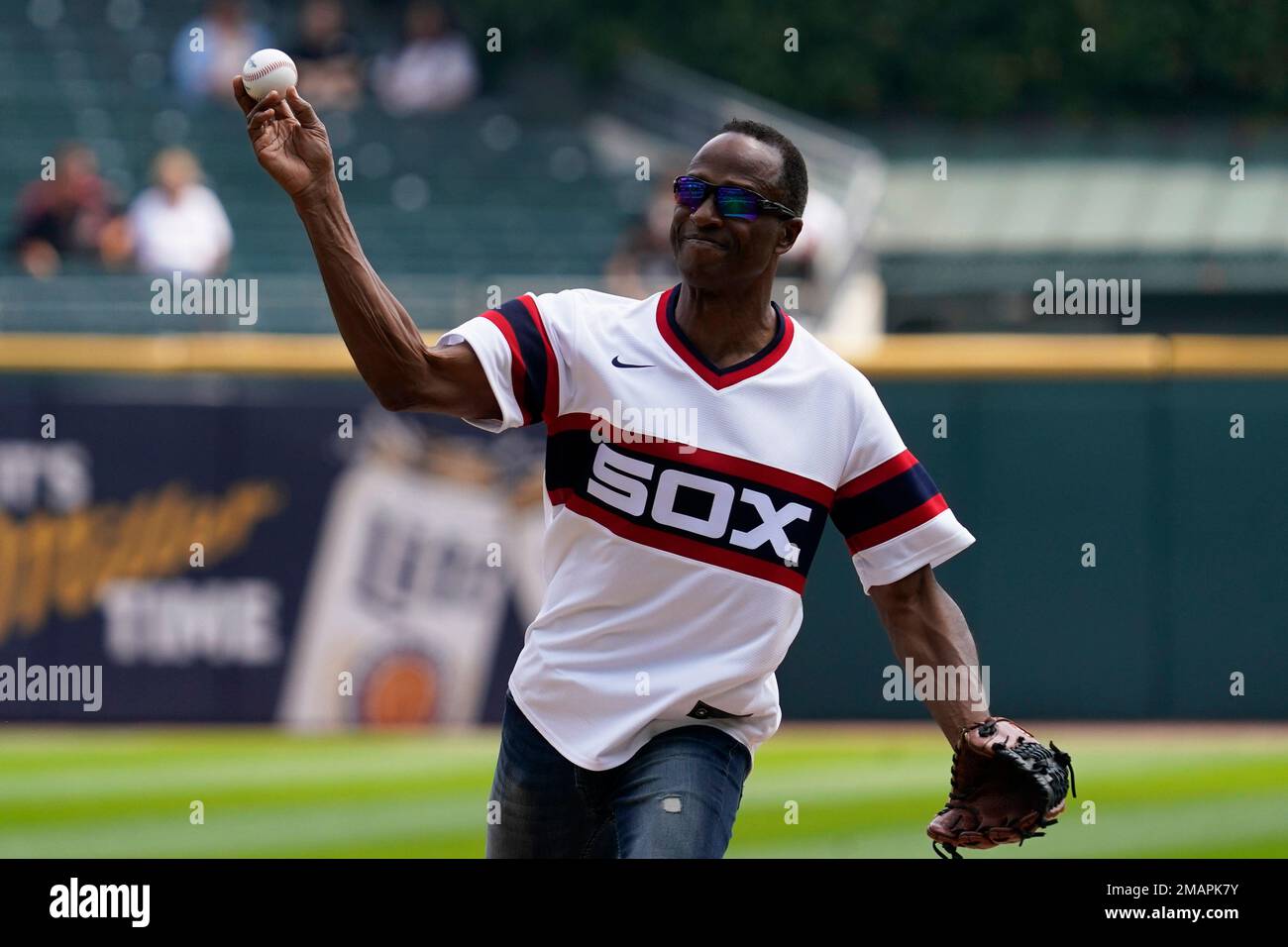 1985 Chicago Bears Super Bowl champion Willie Gault throws out a ...