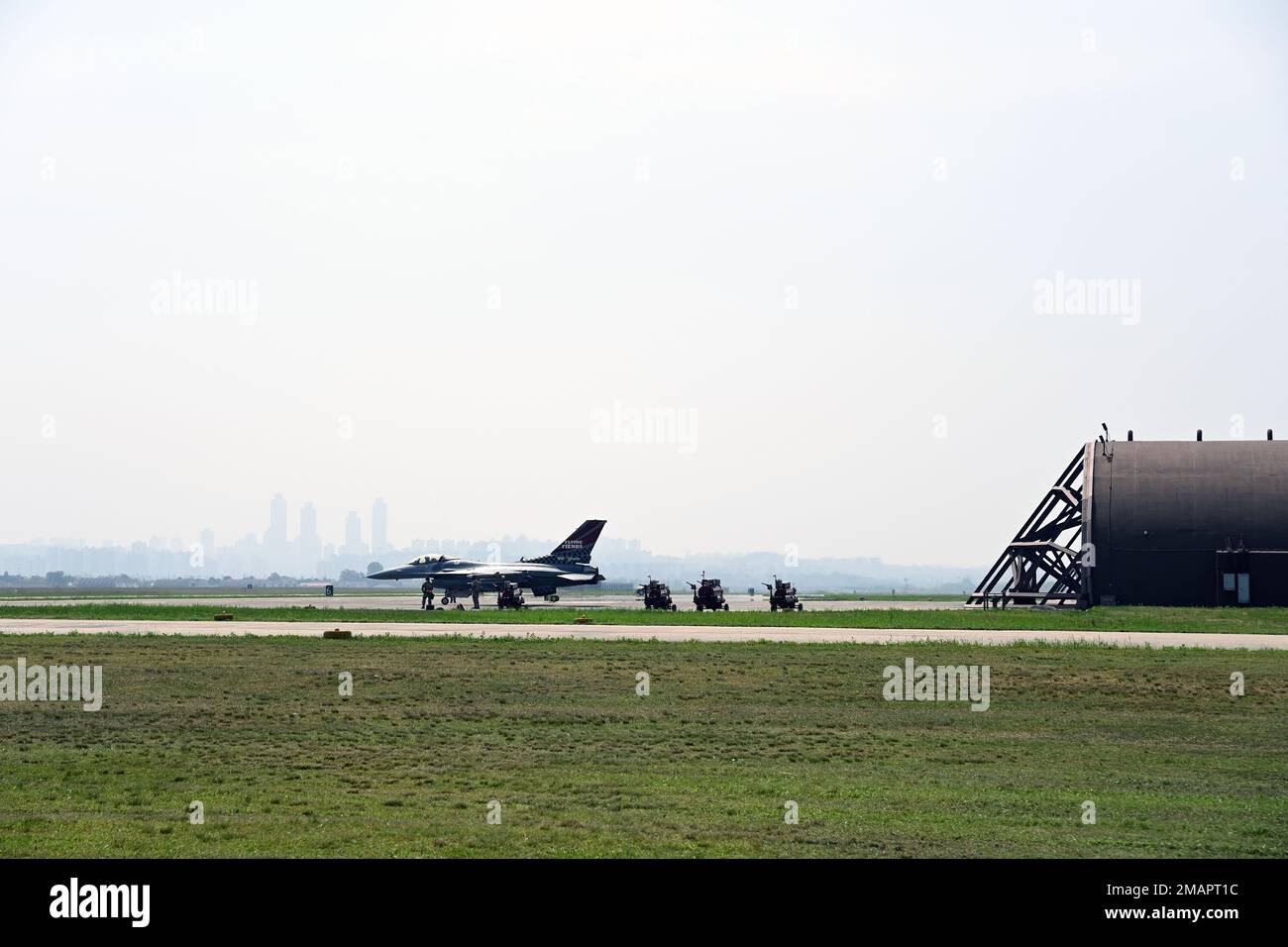 A 36th Fighter Squadron F-16 Fighting Falcon taxies on the Suwon Air ...
