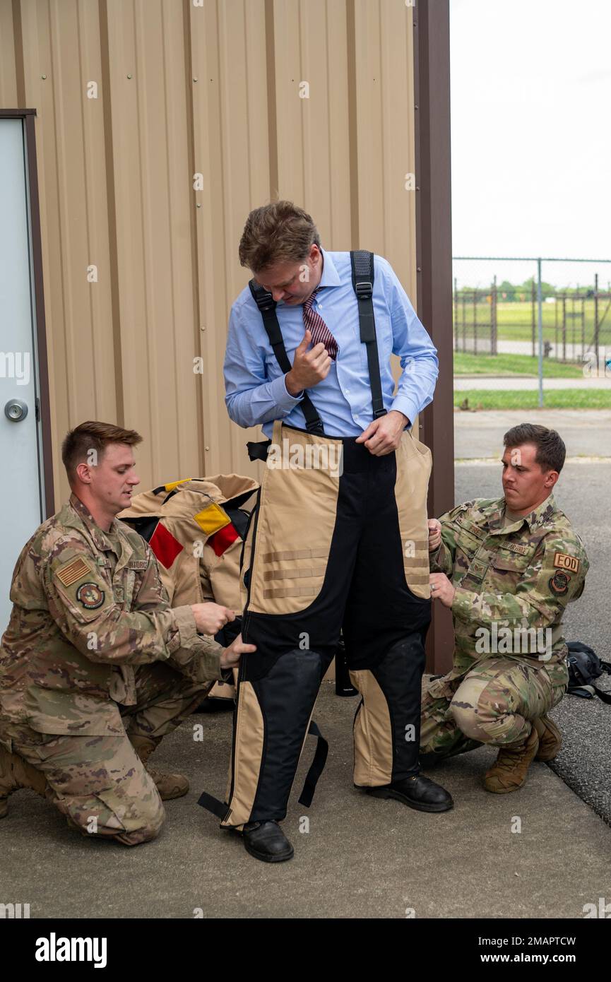 U.S. Air Force Staff Sgt. Derek Wingler and Staff Sgt. Robert Frey ...